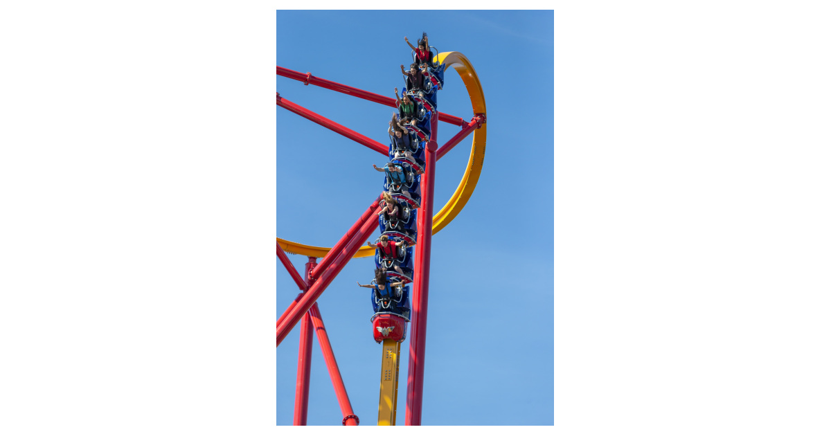 WONDER WOMAN: Golden Lasso Coaster World’s First Single Rail Coaster ...