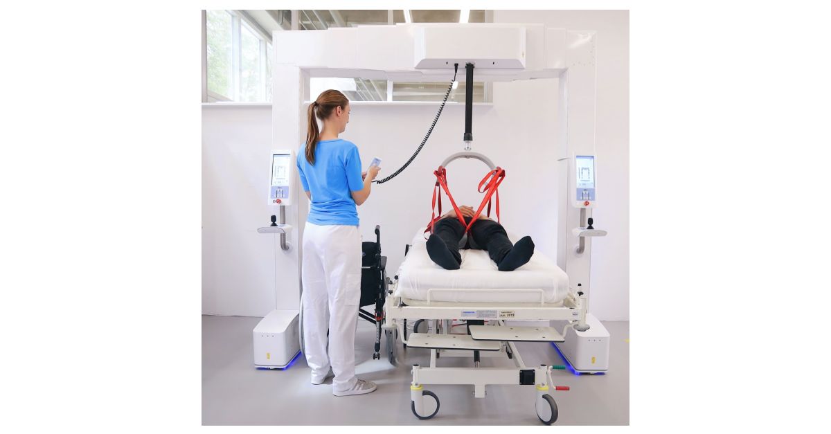 PTR Robots představuje prvního robota na světě, který současně umožňuje zvedání pacientů a navíc ...