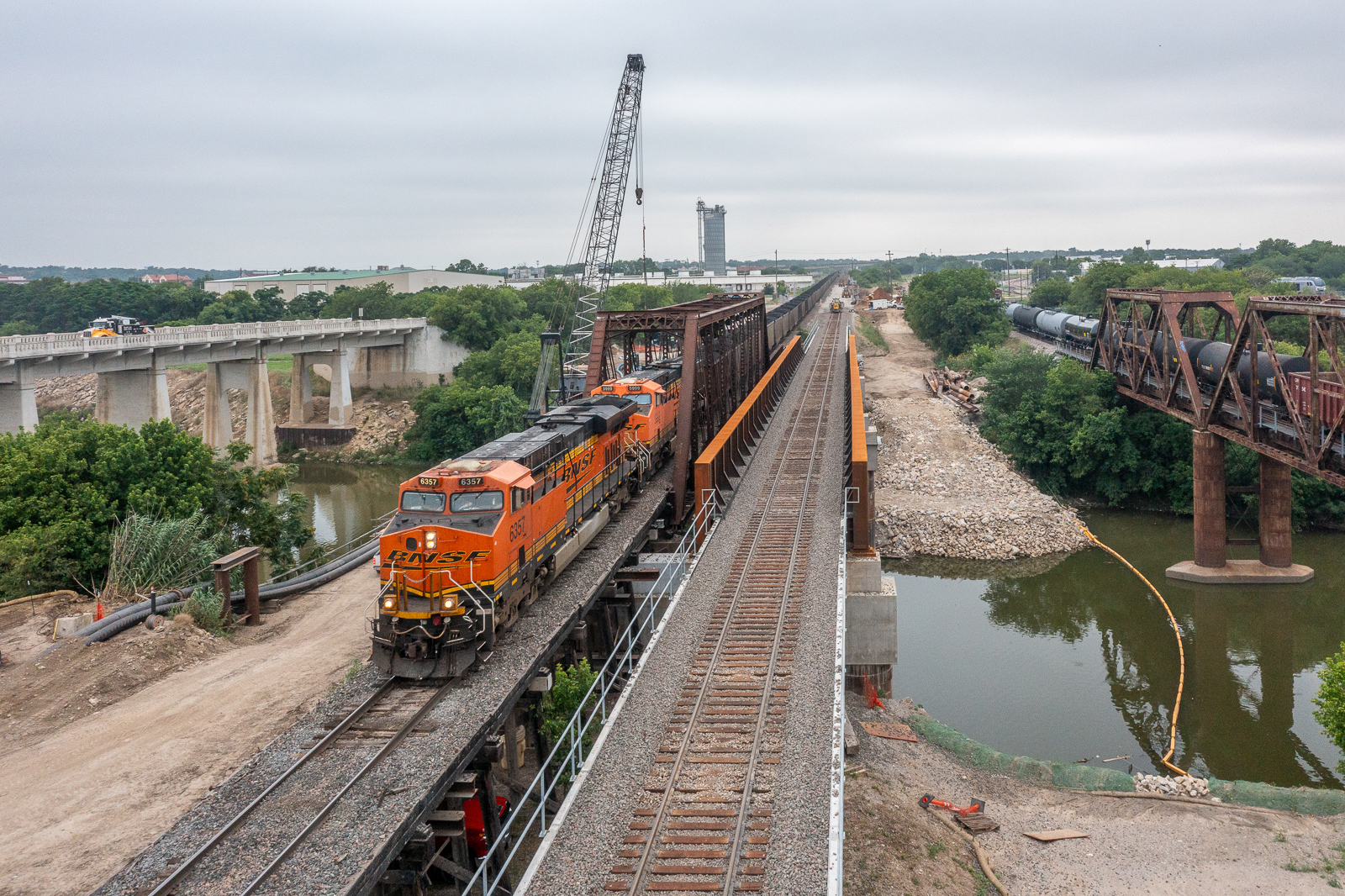 Trinity River Installing B42 Box Beams For The New Railroad Bridge