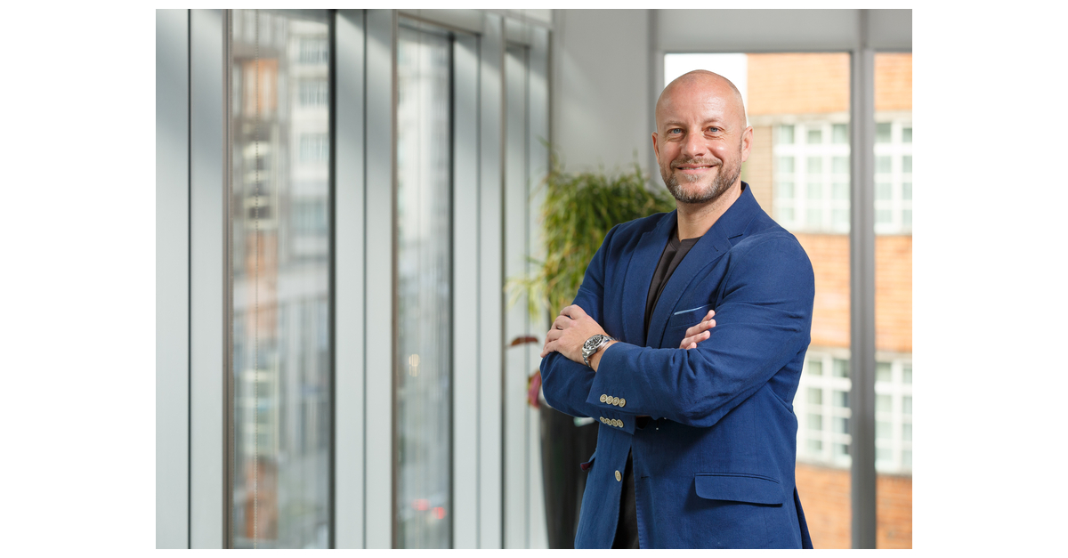 Riassunto: Il leader del settore Joe Persechino entra a far parte di Yugo come Direttore ...