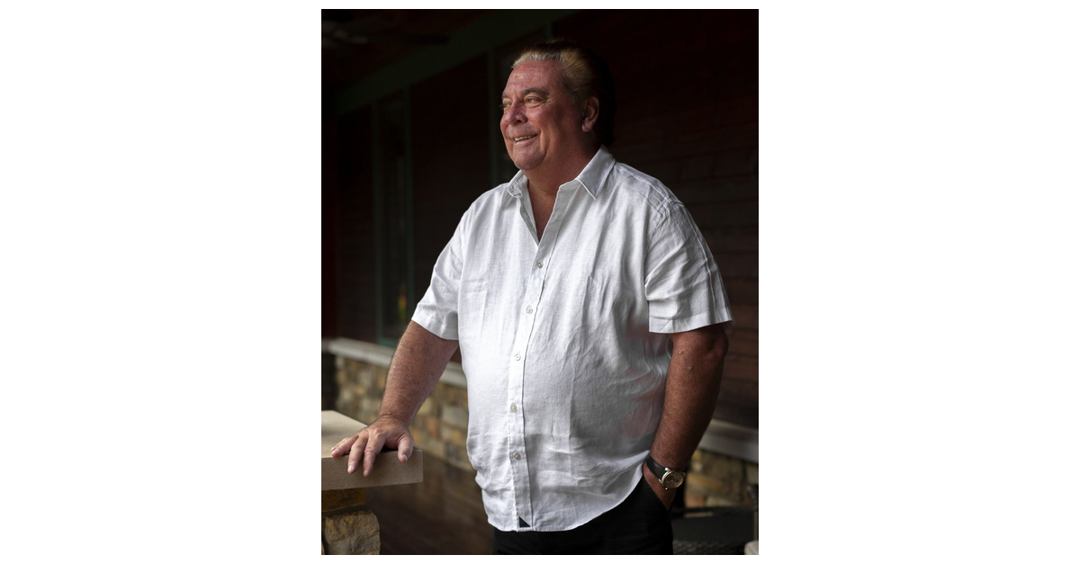 El fundador de Esmark, Inc., James P. Bouchard, anuncia su retiro ...