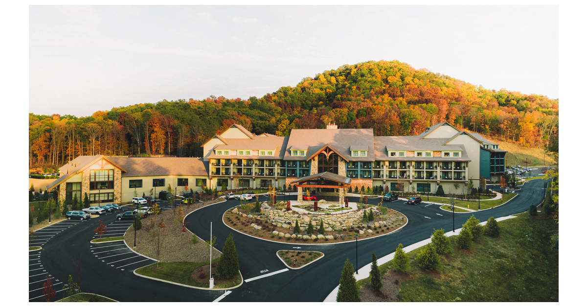 Dolly Parton Officially Welcomes Guests to Dollywood’s HeartSong Lodge ...