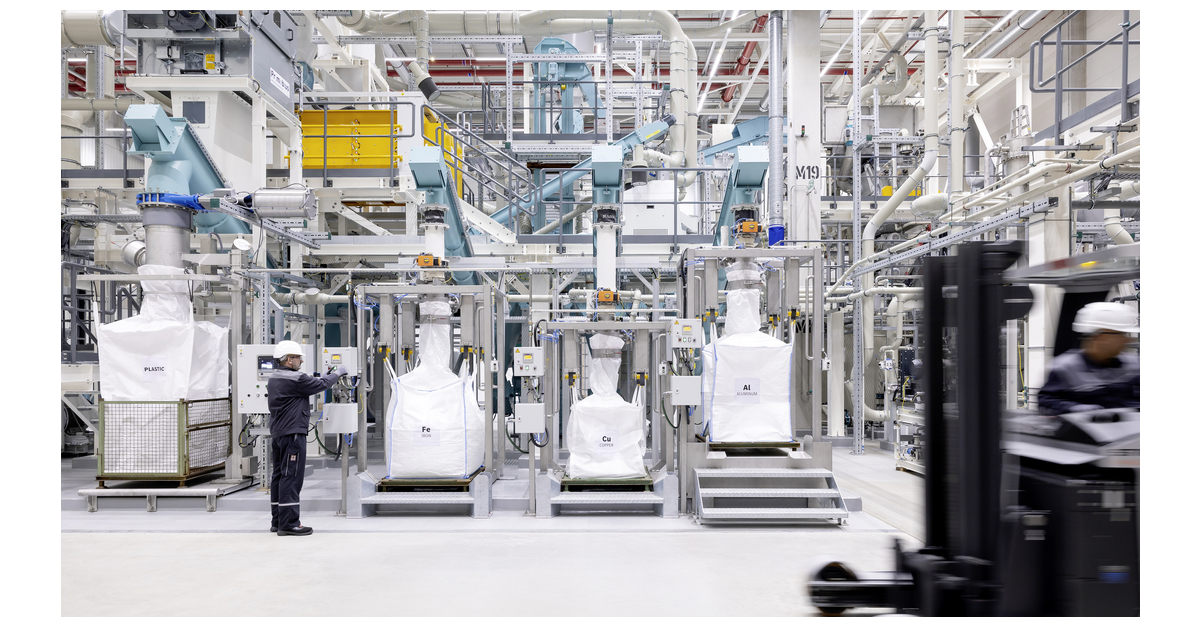 Mercedes-Benz opens own recycling factory to close the battery loop ...